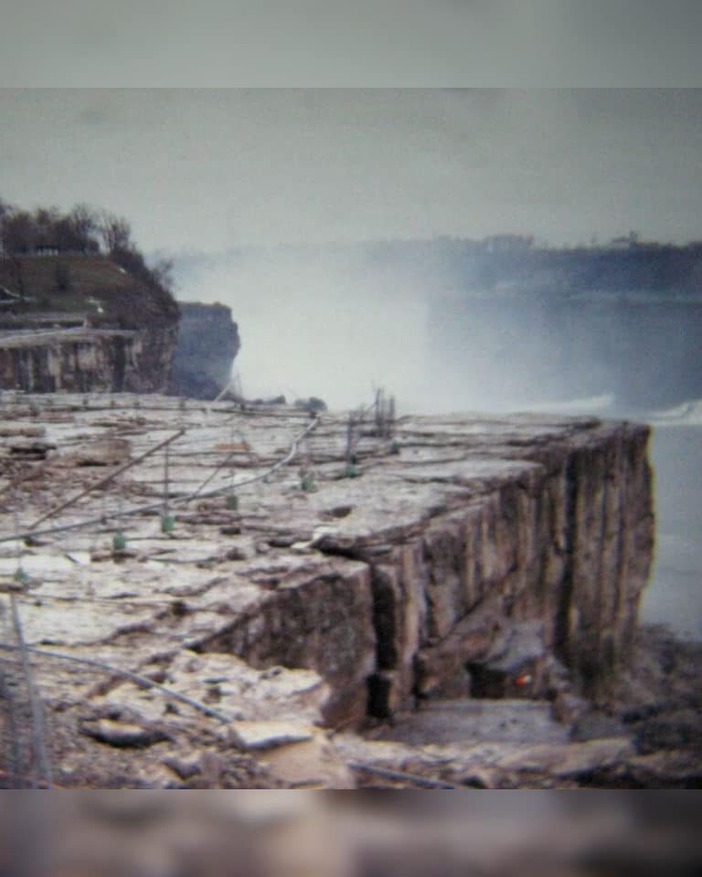 Unbelievable Images of Niagara Falls After Being Drained in 1969 – Page 10