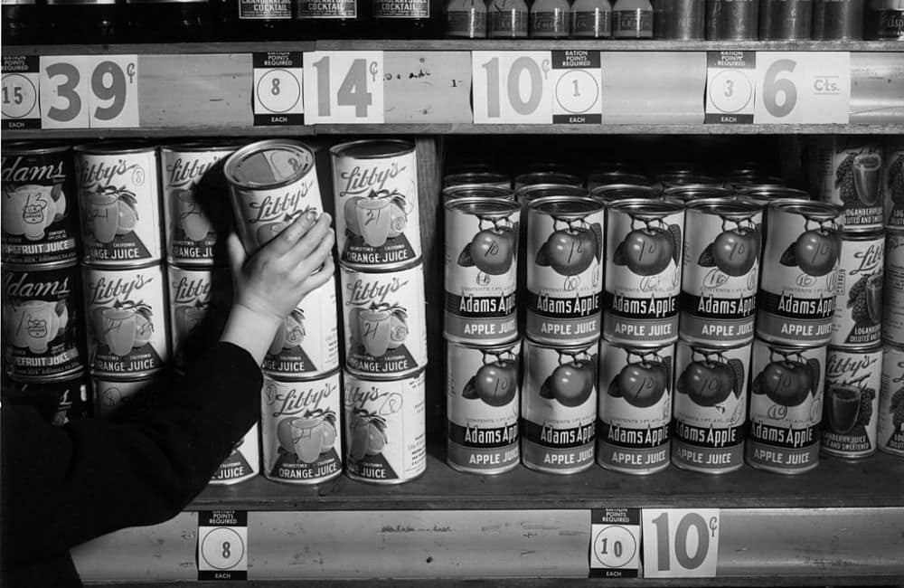 35 Photos of American Grocery Stores Through the Years – Page 27