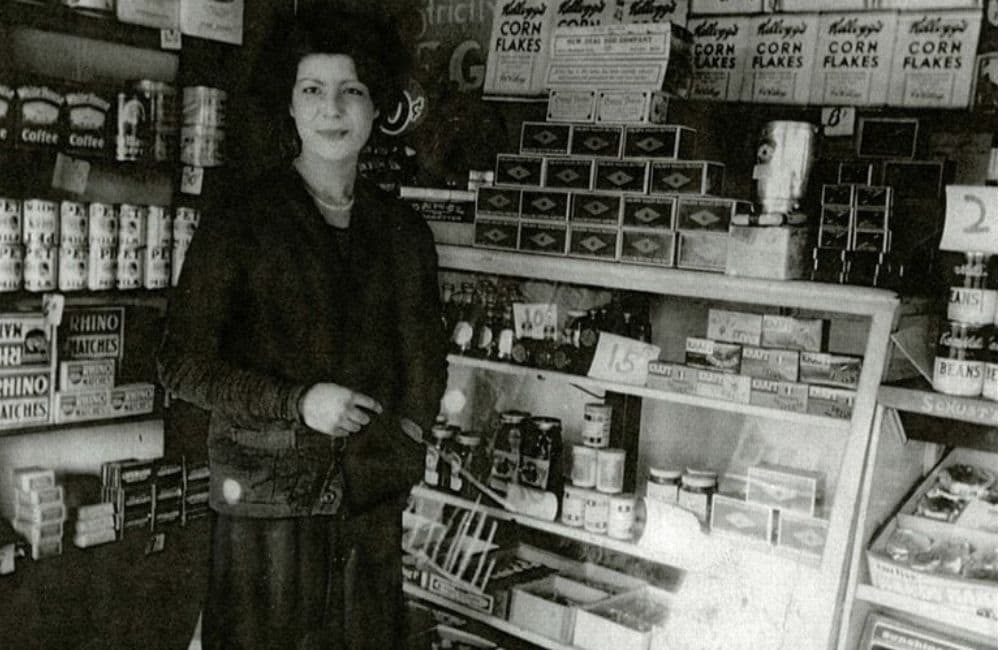 35 Photos of American Grocery Stores Through the Years – Page 21